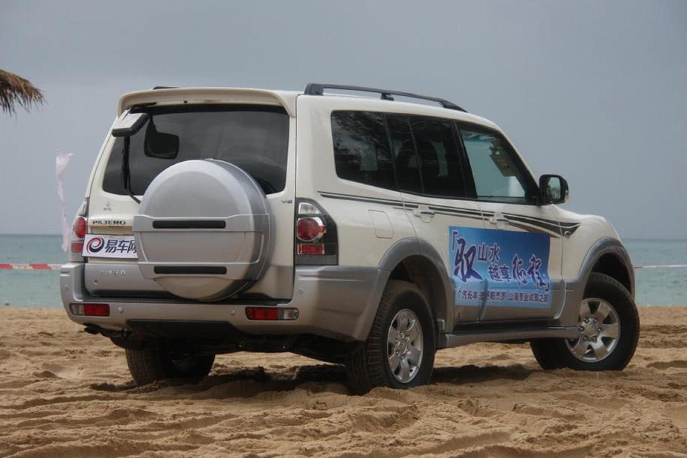 【帕杰罗V73 3.0 GLS MT侧后45度车头向右水平图片-汽车图片大全】-易车