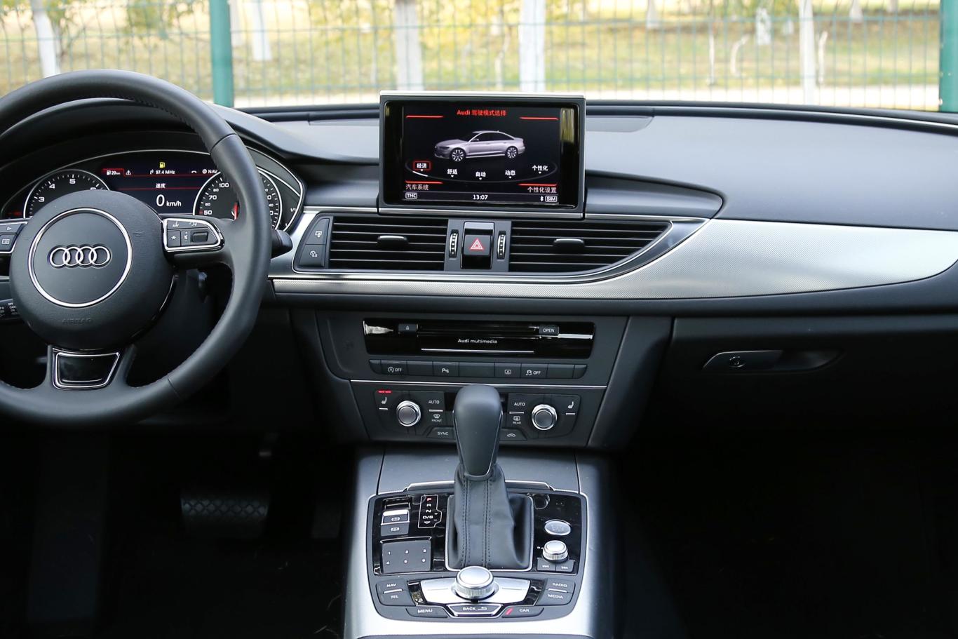 【奥迪A6L30周年纪念版 35 TFSI 运动版中控台整体图片-汽车图片大全】-易车