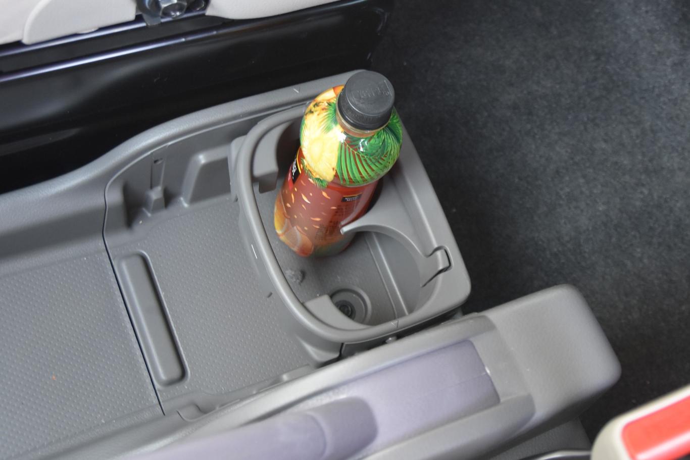 【日产NV2001.6L CVT 尊享版前排杯架图片-汽车图片大全】-易车