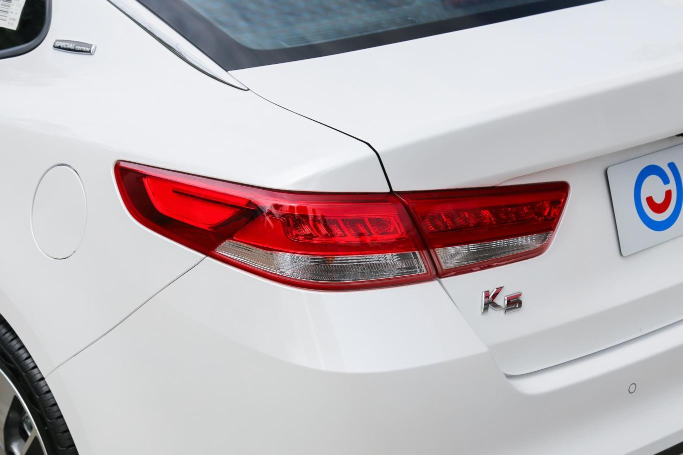 【起亚K52.0L 手自一体 15周年特别版尾灯侧45度俯拍图片-汽车图片大全】-易车