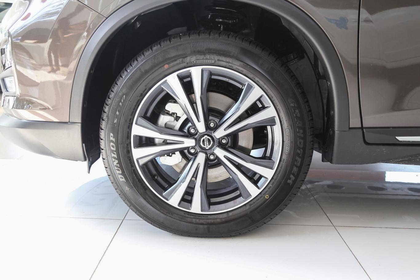 【奇骏2.5L CVT 四驱 智联领先版 7座前轮毂造型图片-汽车图片大全】-易车