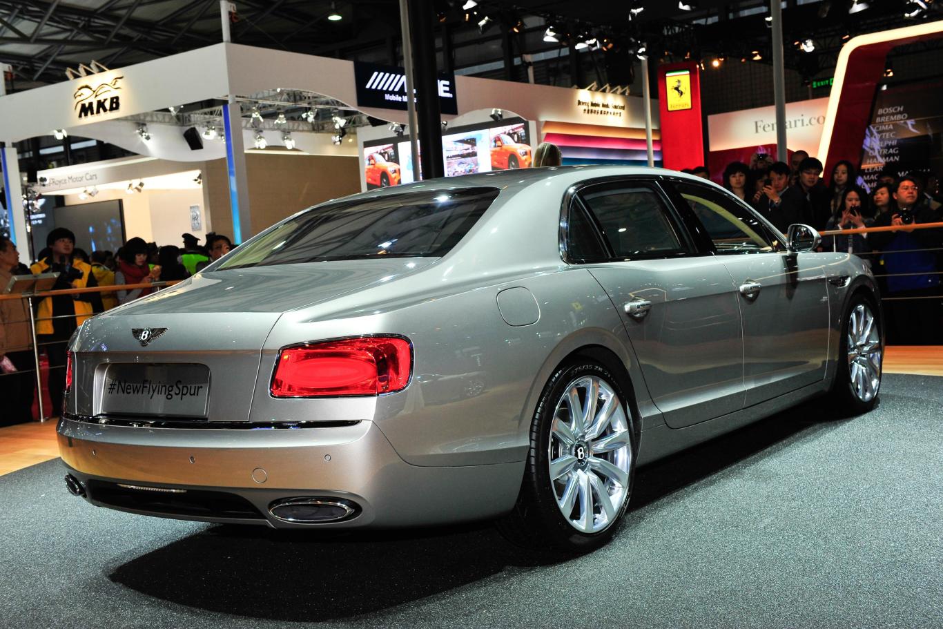 【飞驰6.0T W12 尊贵版侧后45度车头向右水平图片-汽车图片大全】-易车