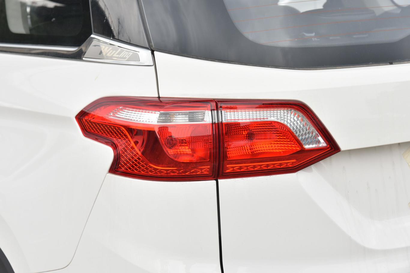 【五菱宏光S31.5T 手动 舒适型 国VI尾灯侧45度俯拍图片-汽车图片大全】-易车