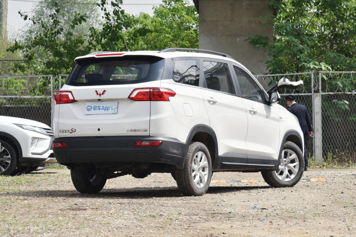 【五菱宏光S31.5T 手动 舒适型 国VI侧后45度车头向右水平图片-汽车图片大全】-易车