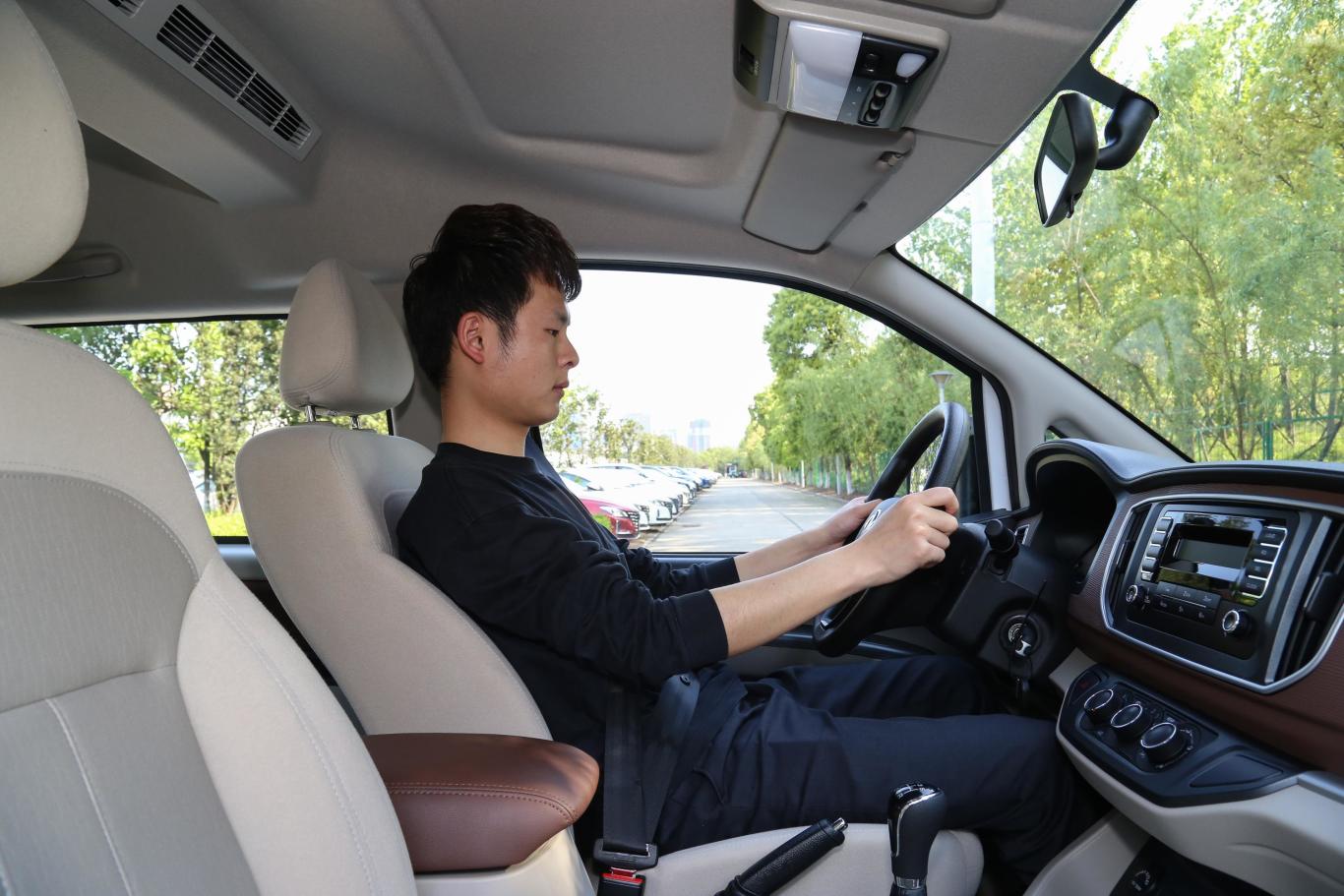 【菱智M5L 1.6L 手动 舒适型 7座前排空间体验图片-汽车图片大全】-易车