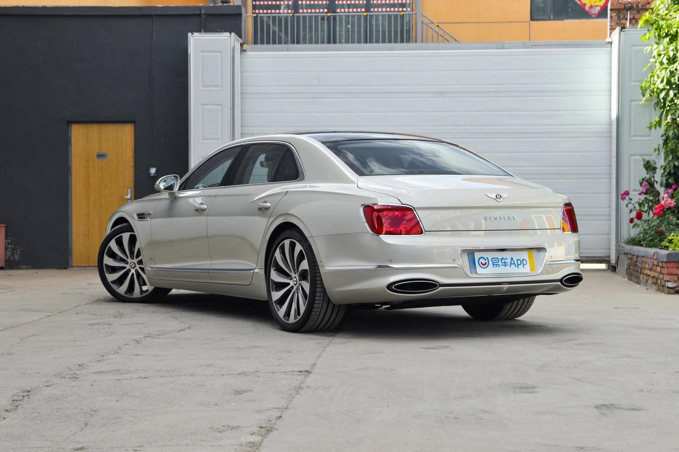 【飞驰6.0T W12 标准版侧后45度车头向左水平图片-汽车图片大全】-易车