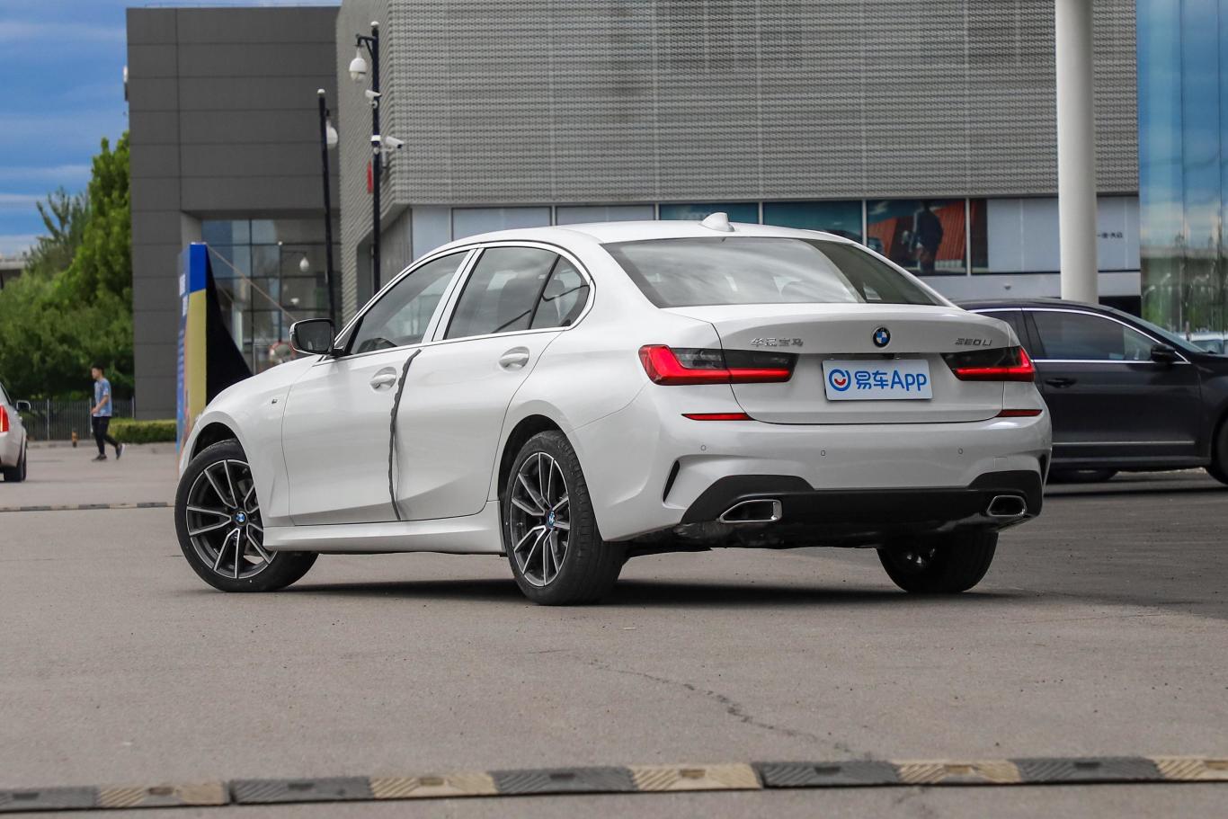 【宝马3系320Li M运动套装侧后45度车头向左水平图片-汽车图片大全】-易车