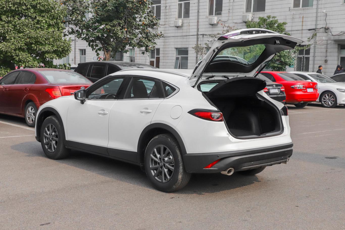 【马自达CX-42.0L 手自一体 两驱 蓝天领先版后备厢开启45度侧拍图片-汽车图片大全】-易车