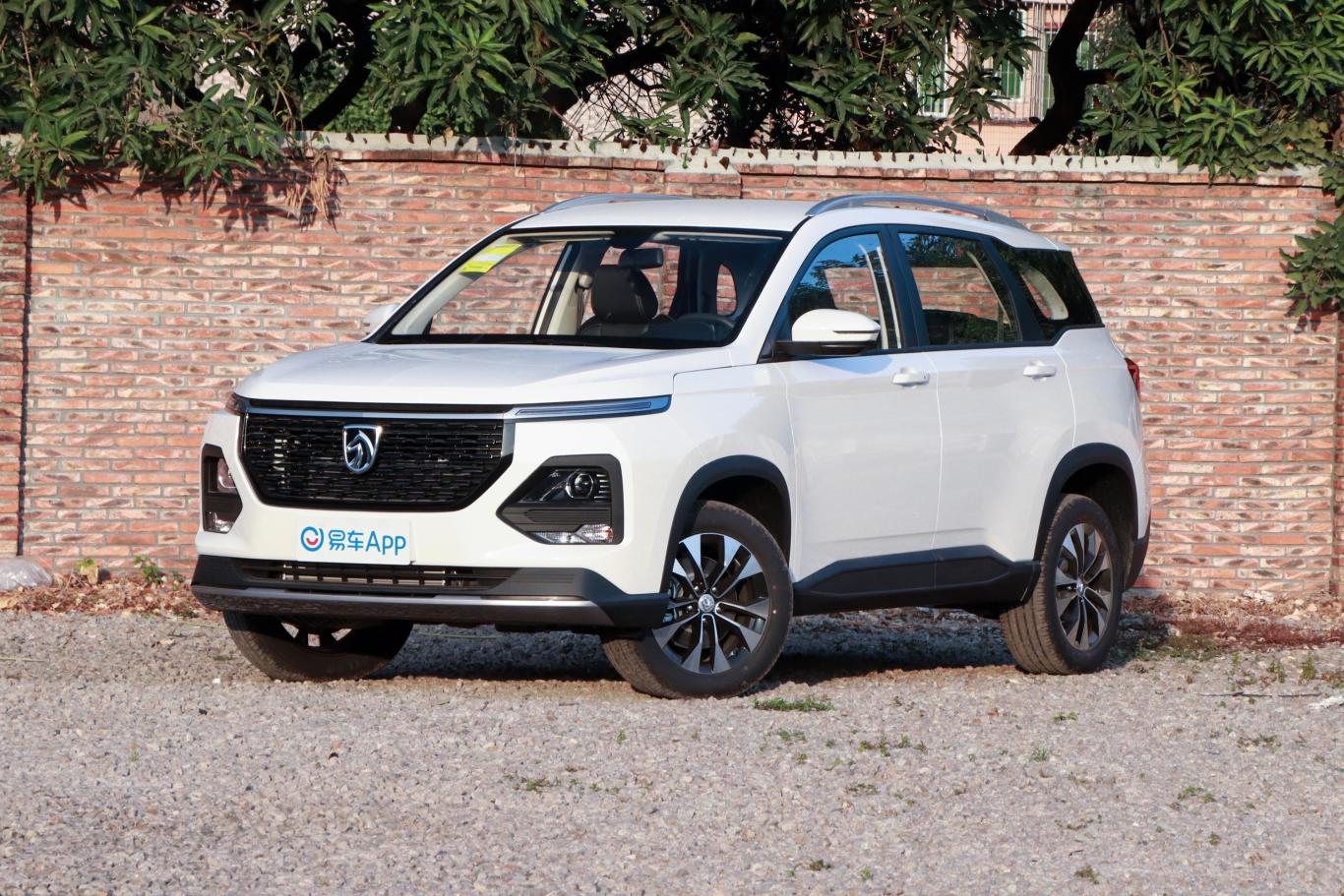 【宝骏530全球车周年纪念版 1.5T CVT 豪华型 7座侧前45度车头向左水平图片-汽车图片大全】-易车