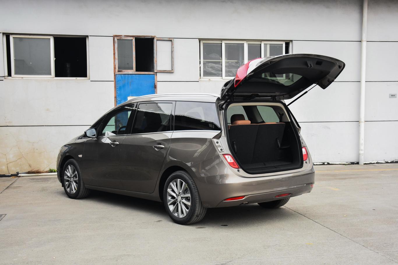 【别克GL6轻混 323T 互联豪华型后备厢开启45度侧拍图片-汽车图片大全】-易车