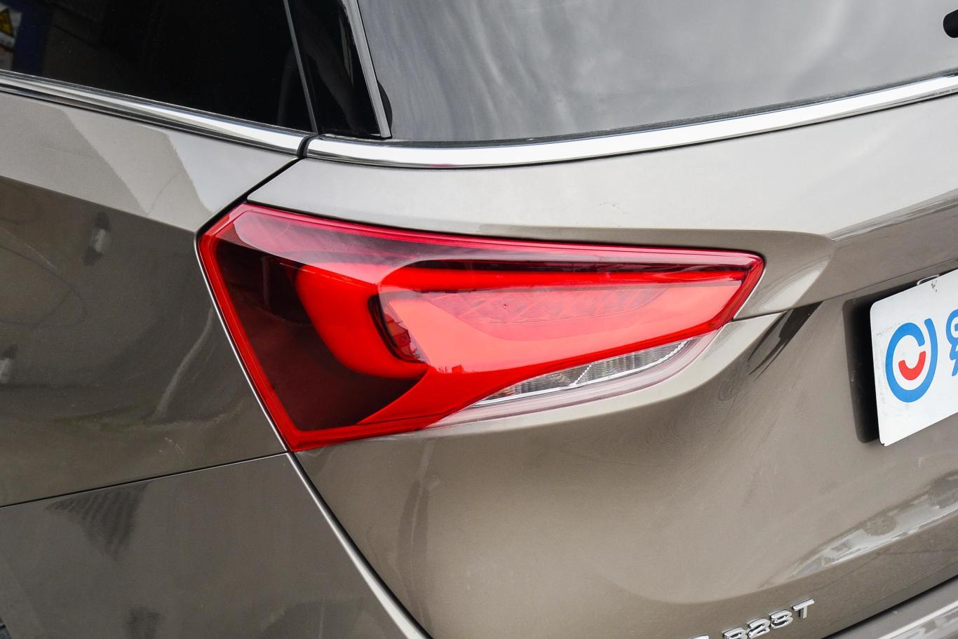 【别克GL6轻混 323T 互联豪华型尾灯侧45度俯拍图片-汽车图片大全】-易车