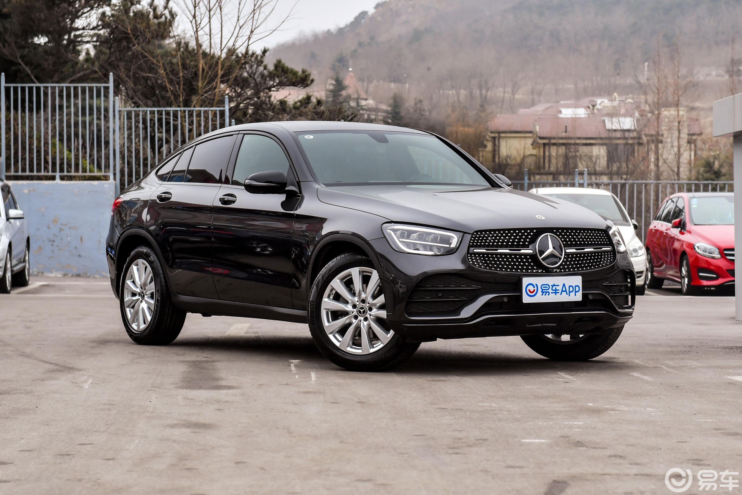 【奔驰GLC轿跑GLC 260 4MATIC 轿跑SUV侧前45度车头向右水平图片-汽车图片大全】-易车