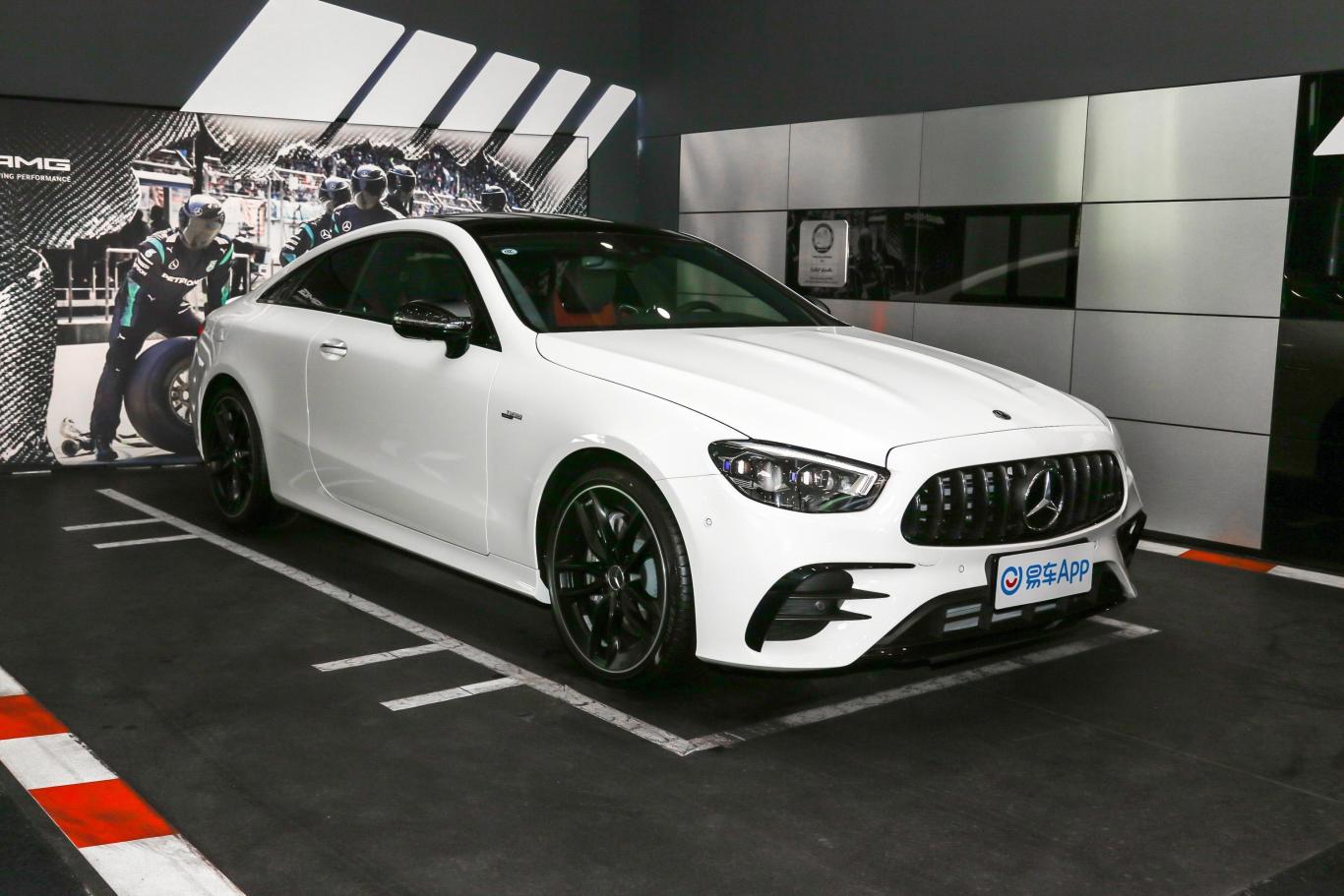 【奔驰E级 AMGAMG E 53 4MATIC+ 轿跑车侧前45度车头向右水平图片-汽车图片大全】-易车
