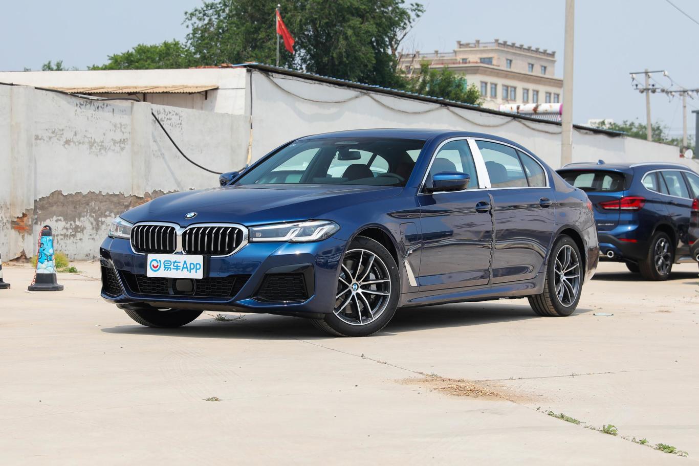 【宝马5系 插电混动改款 535Le 先锋版M运动套装侧前45度车头向左水平图片-汽车图片大全】-易车