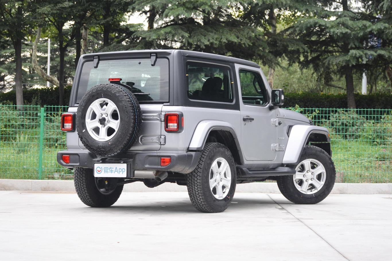 【牧马人2.0T Sahara两门版侧后45度车头向右水平图片-汽车图片大全】-易车