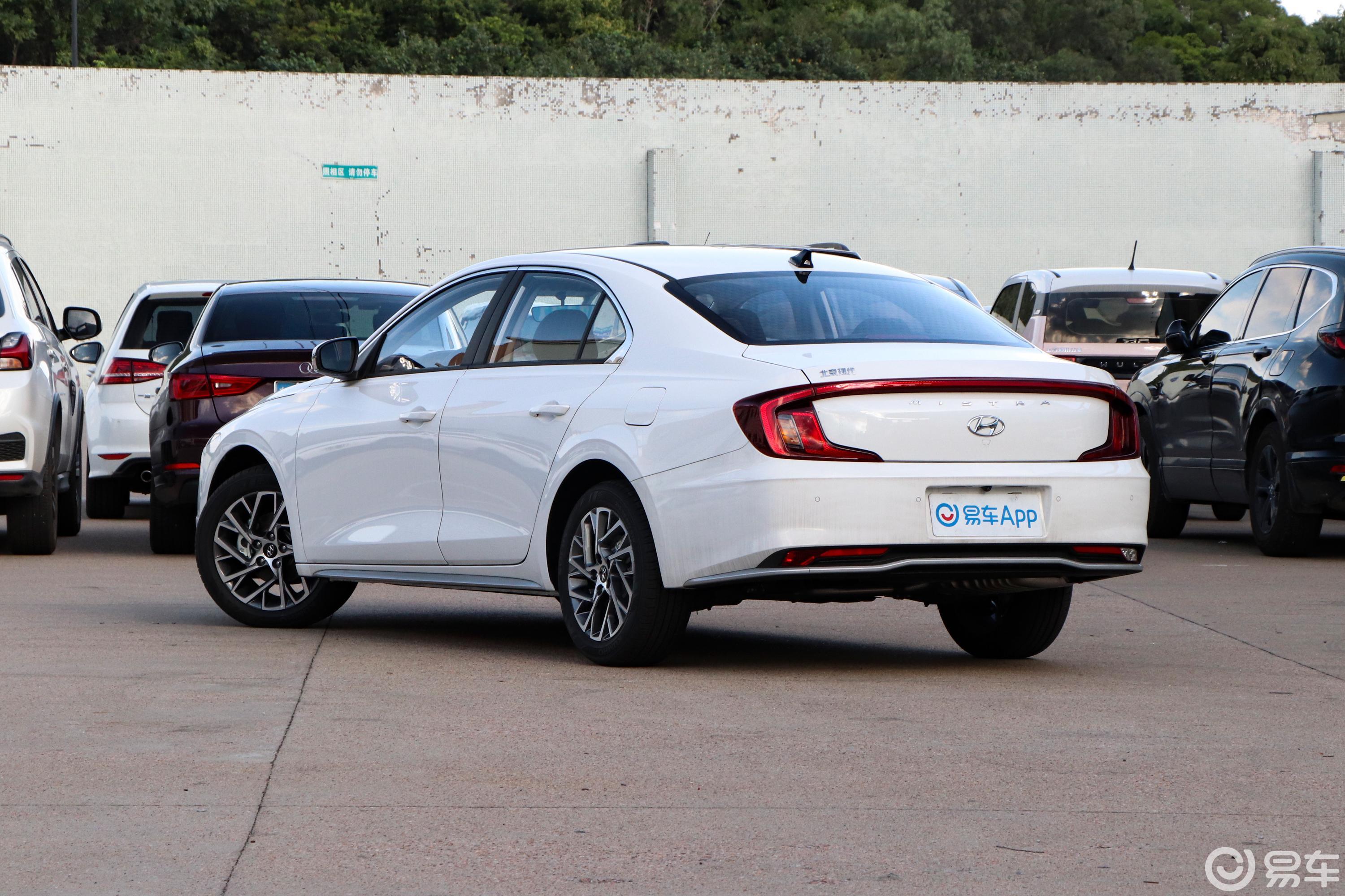 【名图1.8L CVT 领先版GLS侧后45度车头向左水平图片-汽车图片大全】-易车