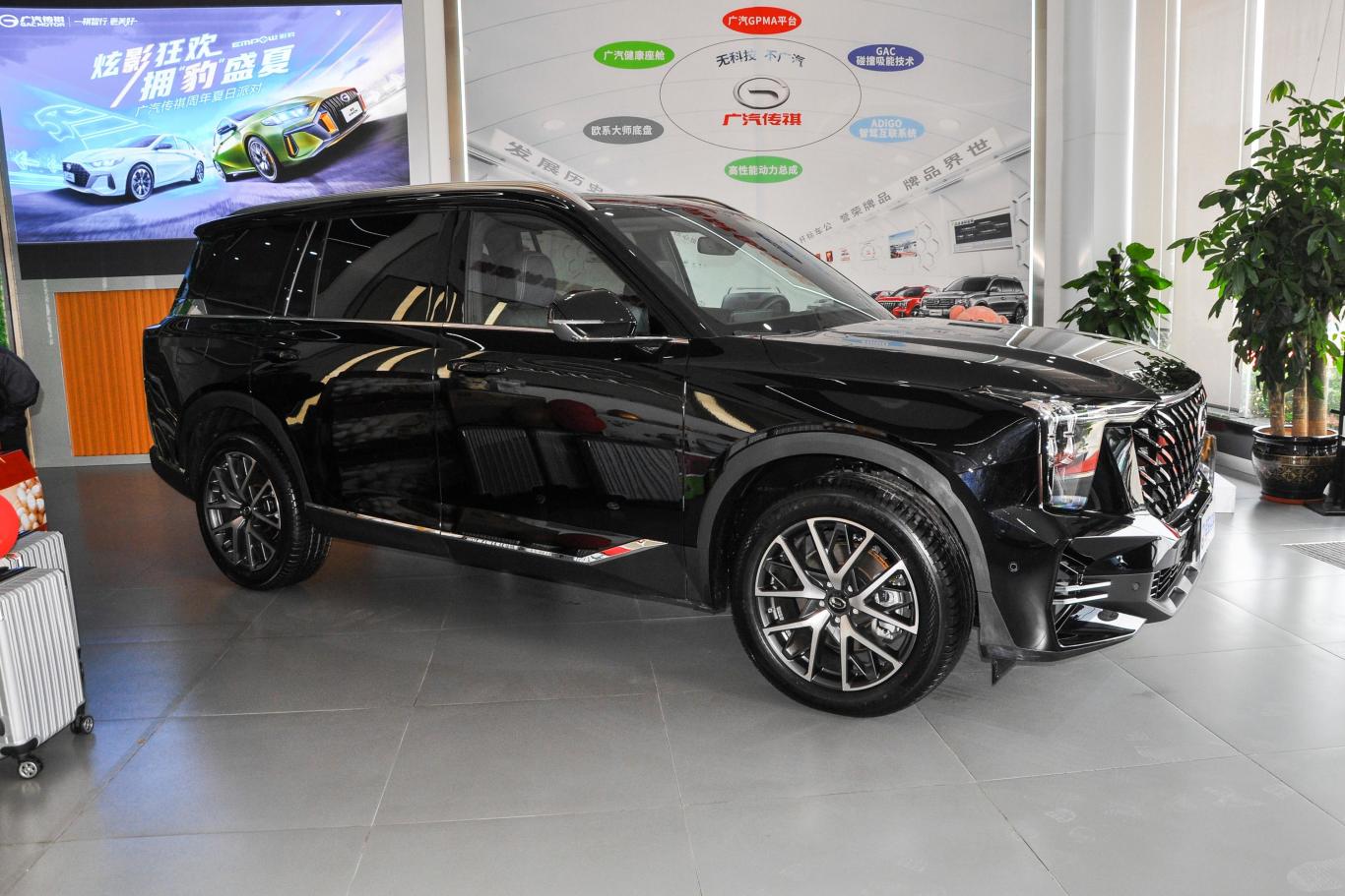 【传祺GS82.0T 两驱尊贵版 7座正侧车头向右水平图片-汽车图片大全】-易车