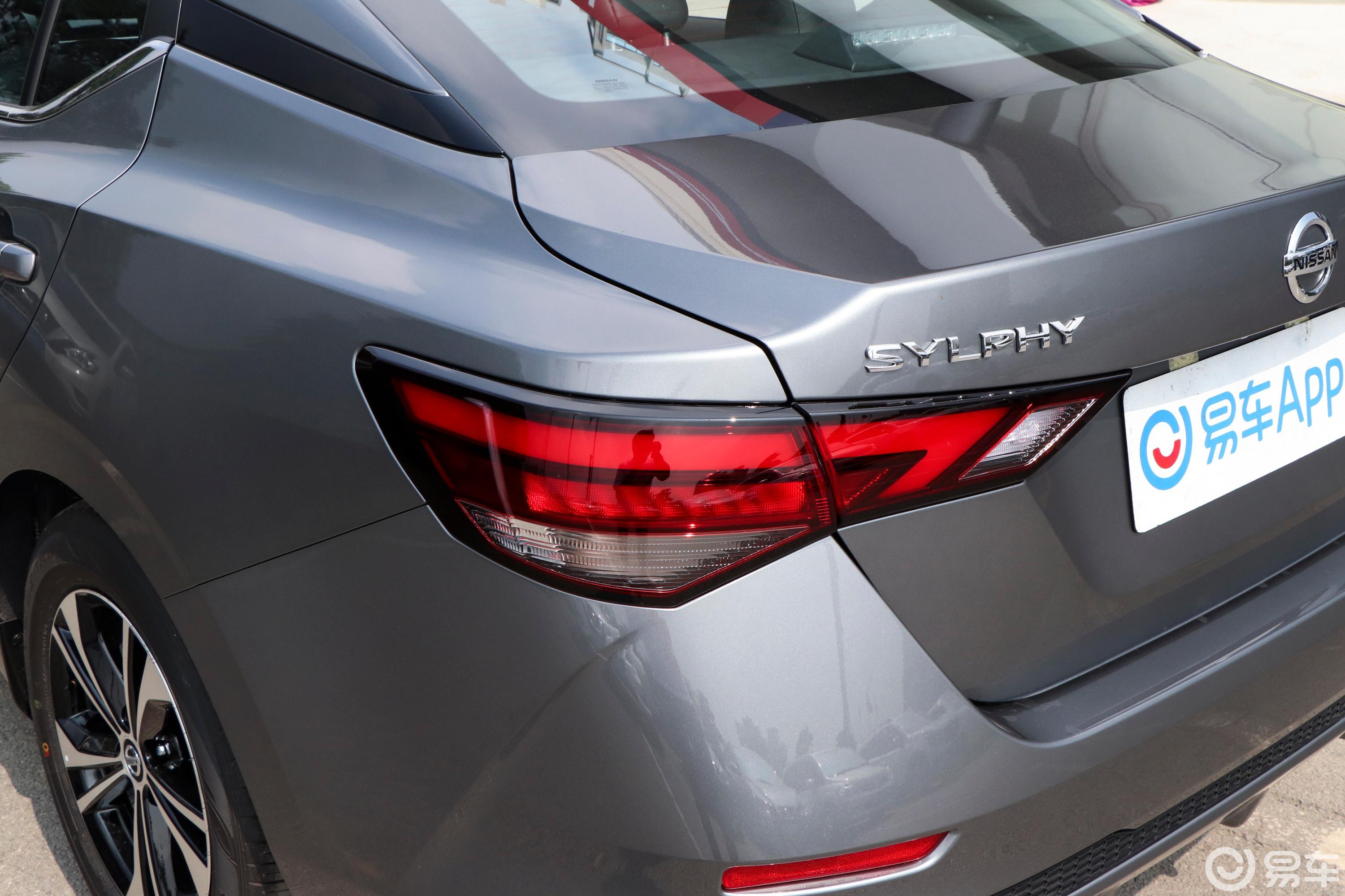 【轩逸1.6L CVT XL悦享版尾灯侧45度俯拍图片-汽车图片大全】-易车