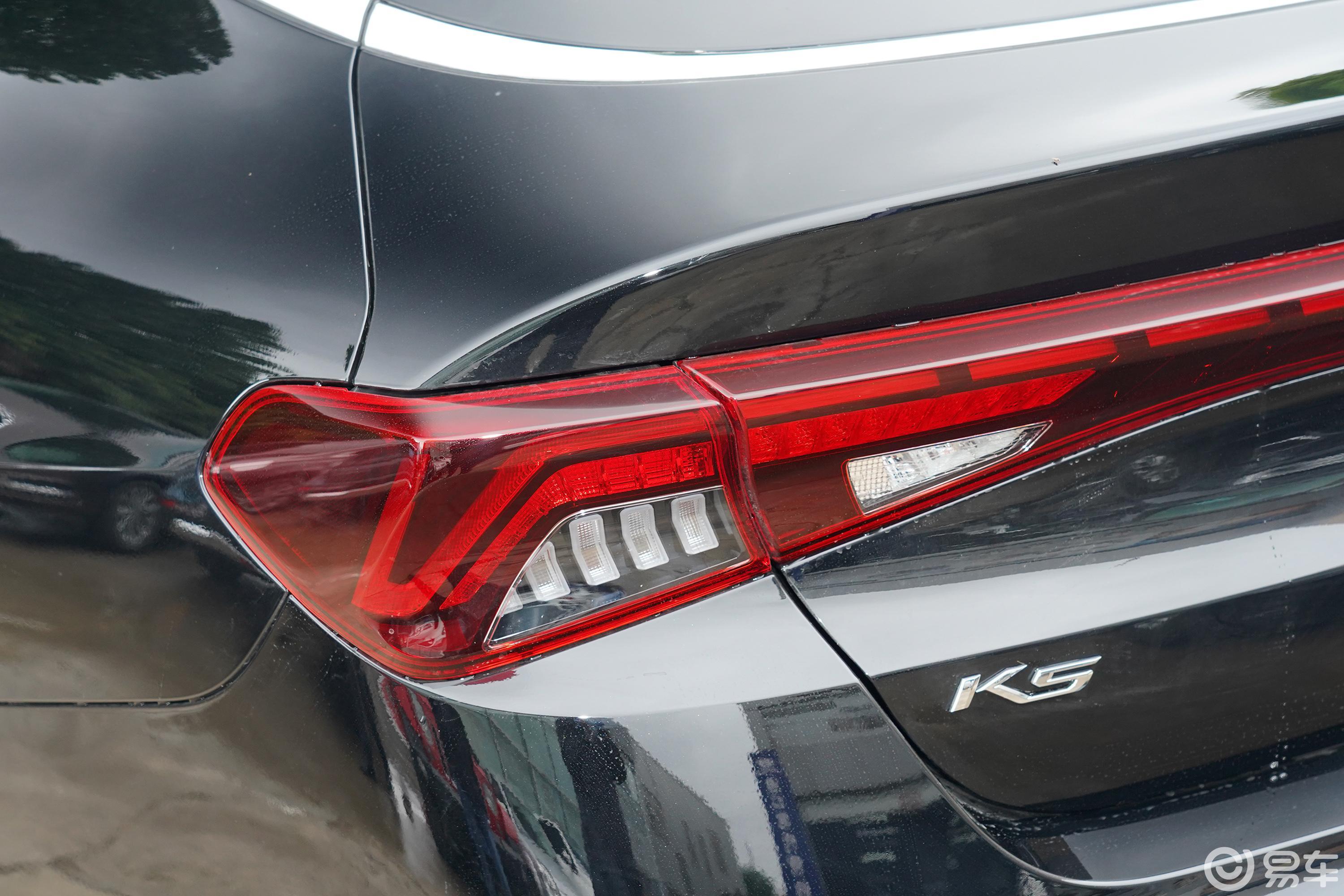 【起亚K5270T CVVD 焕新版尾灯侧45度俯拍图片-汽车图片大全】-易车