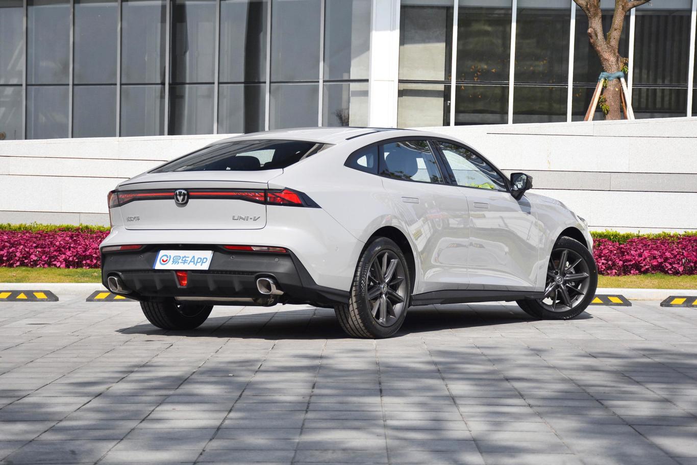 【长安UNI-V1.5T 双离合智慧领航型侧后45度车头向右水平图片-汽车图片大全】-易车