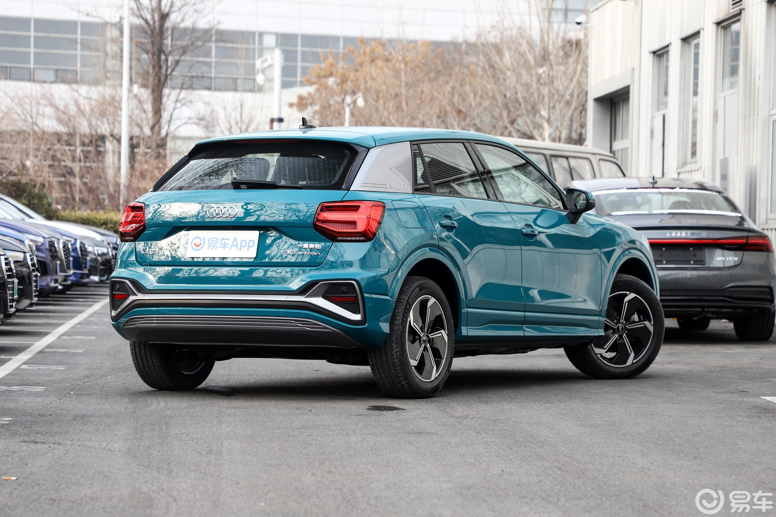 【奥迪Q2L e-tron纯电智享型侧后45度车头向右水平图片-汽车图片大全】-易车
