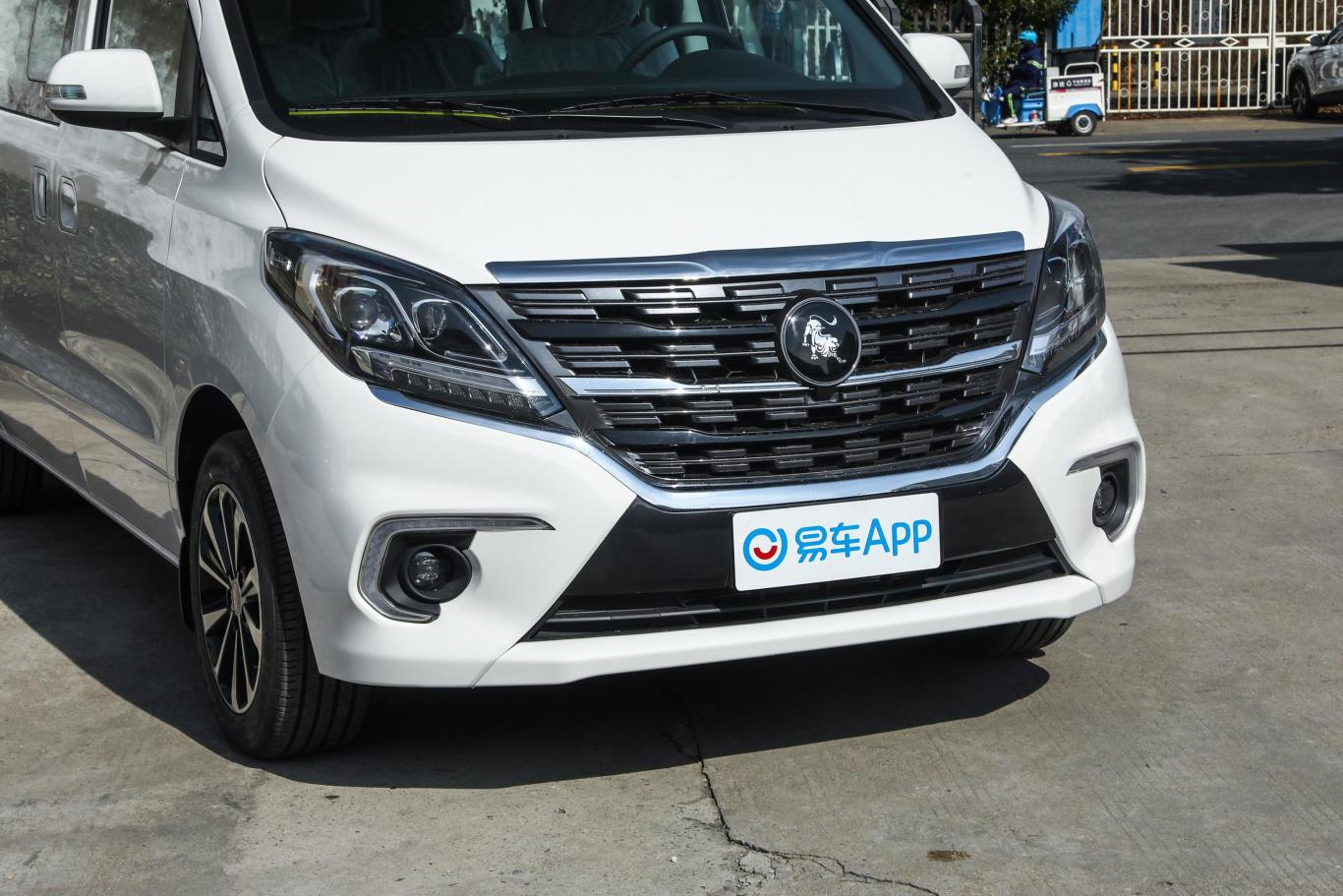 【风行M7领爵款 2.0T 自动伯爵版前格栅侧俯拍图片-汽车图片大全】-易车