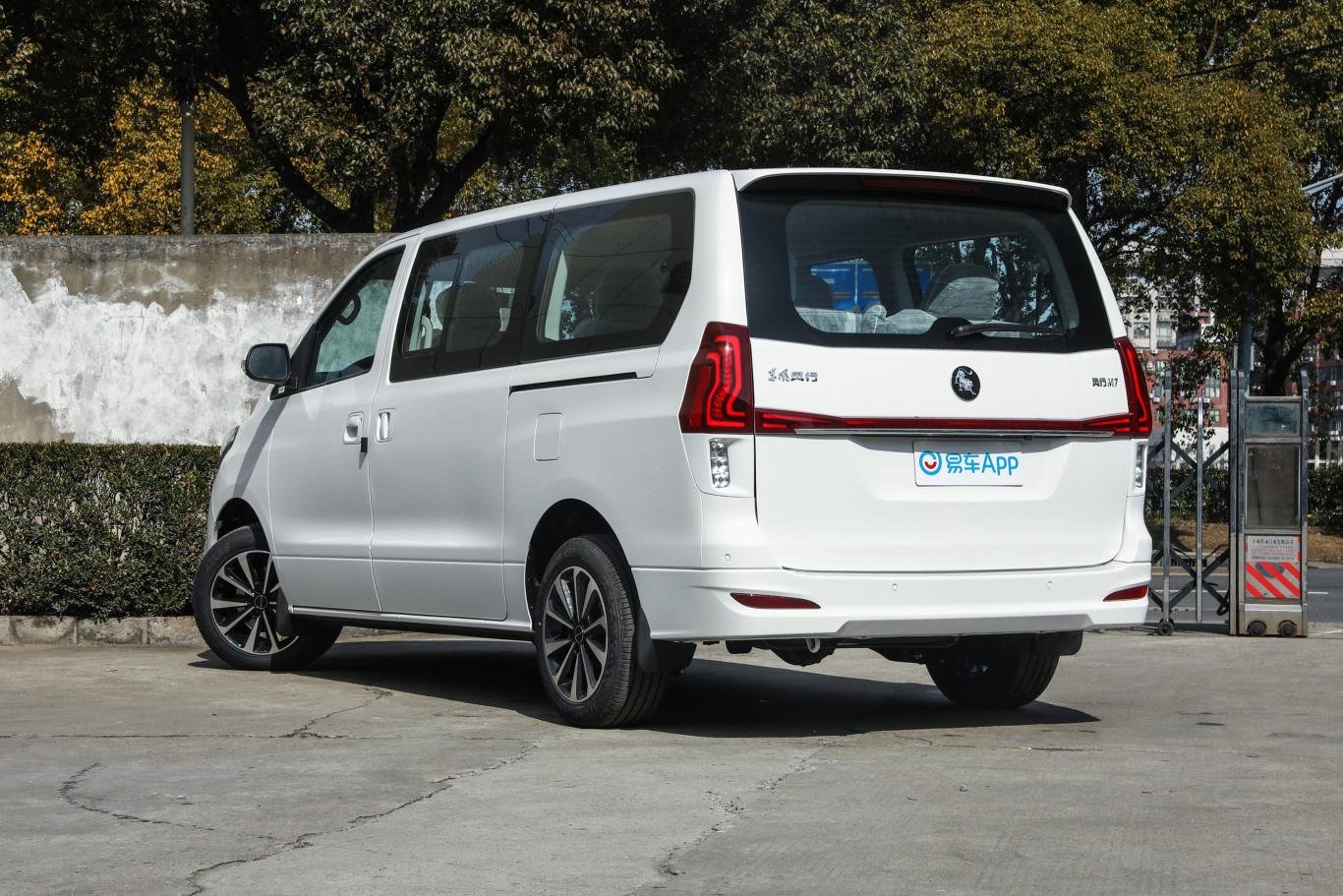 【风行M7领爵款 2.0T 自动伯爵版侧后45度车头向左水平图片-汽车图片大全】-易车