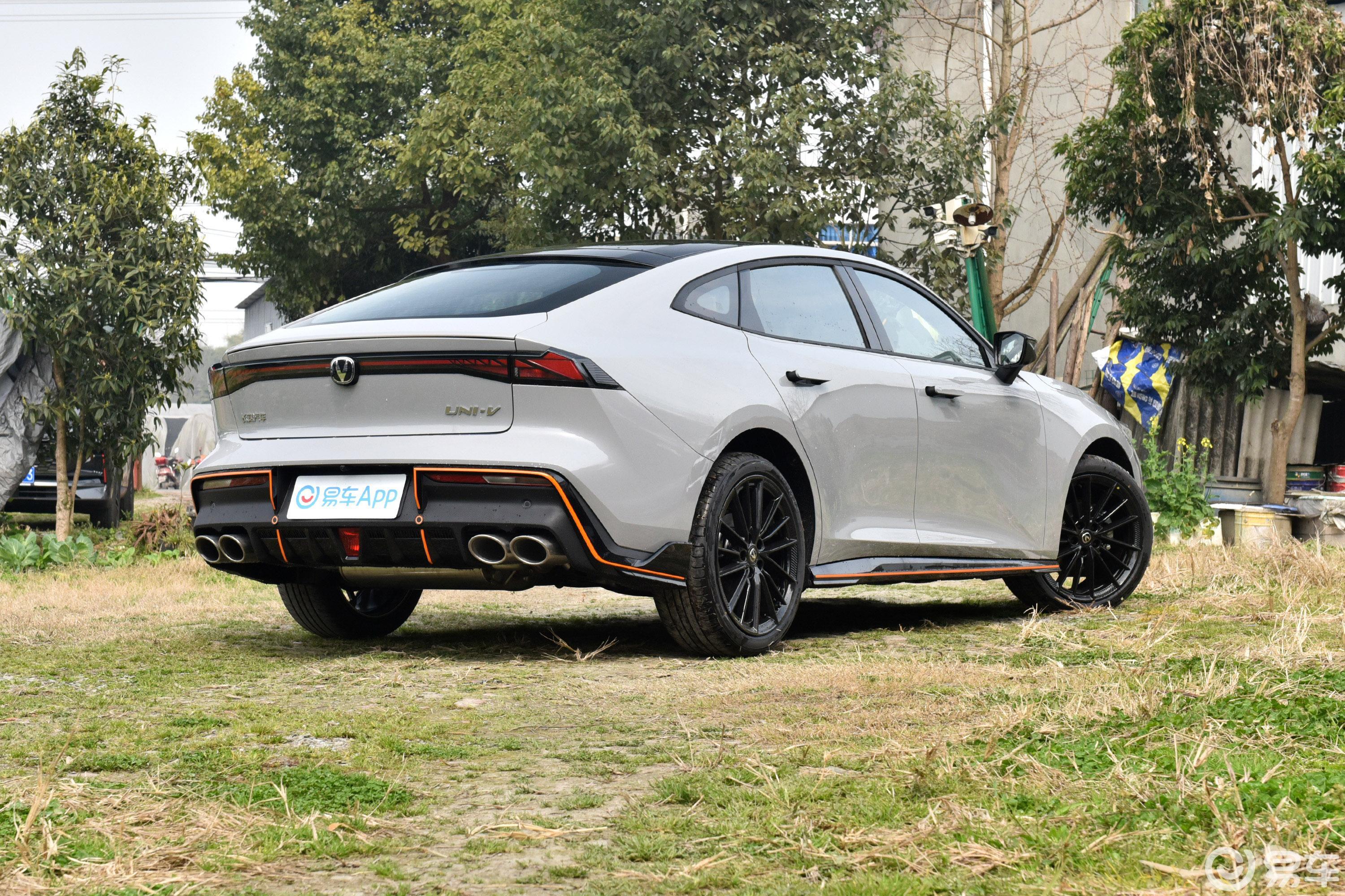 【长安UNI-V1.5T 双离合运动版侧后45度车头向右水平图片-汽车图片大全】-易车