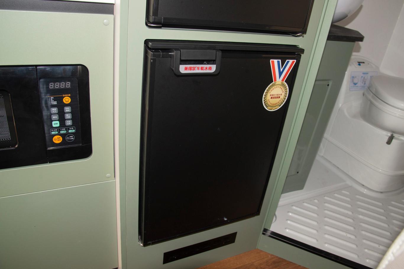 【大通T90房车探索家T90 2.0T 越野绿后排功能图片-汽车图片大全】-易车