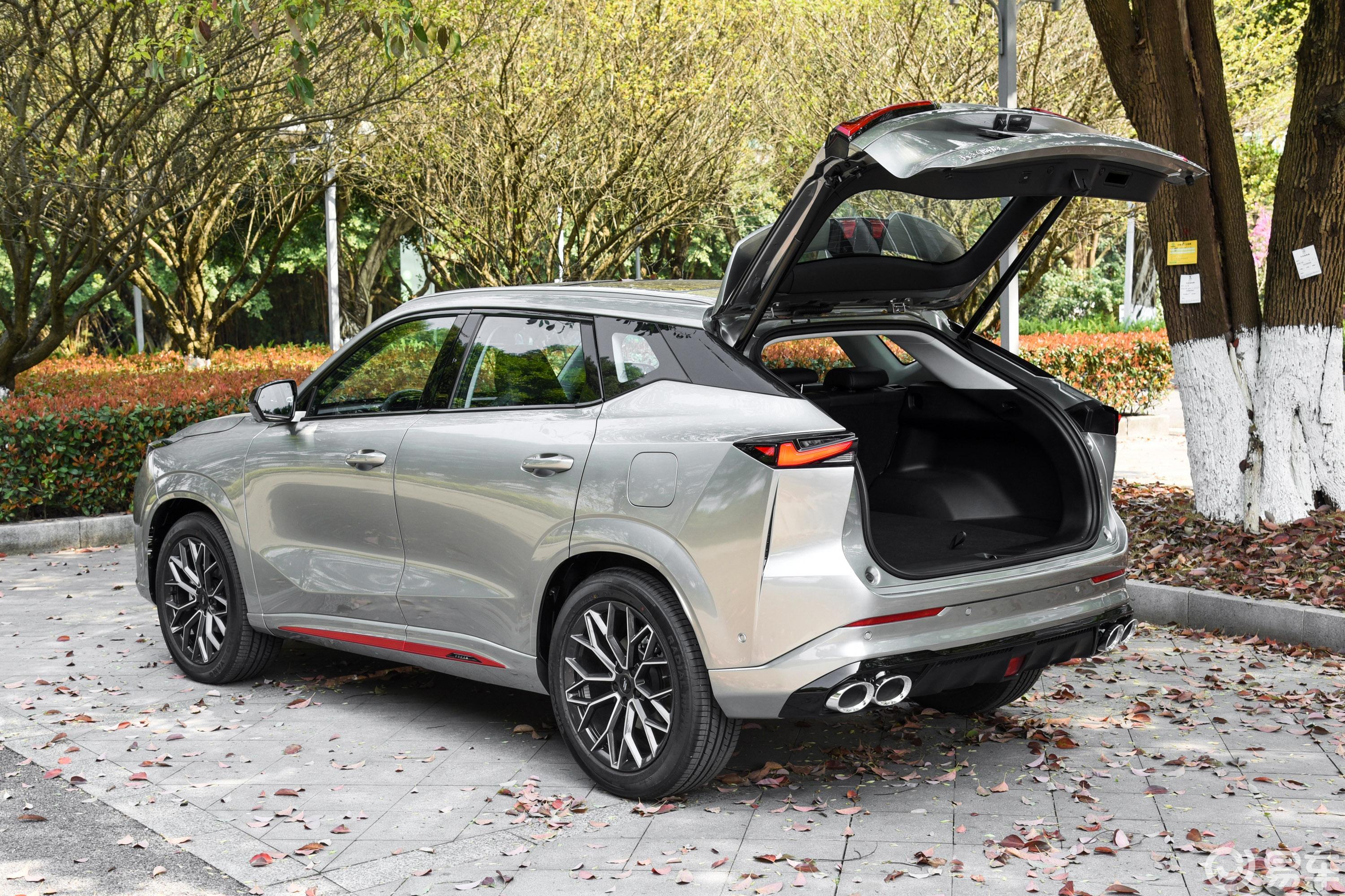 【长安欧尚Z6蓝鲸 2.0T 自动智远型后备厢开启45度侧拍图片-汽车图片大全】-易车