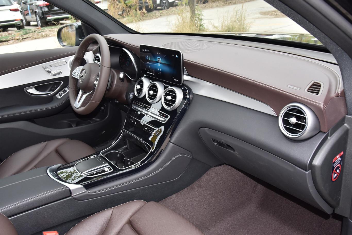 【奔驰GLC改款三 GLC 260 L 4MATIC 动感型内饰全景副驾方向图片-汽车图片大全】-易车