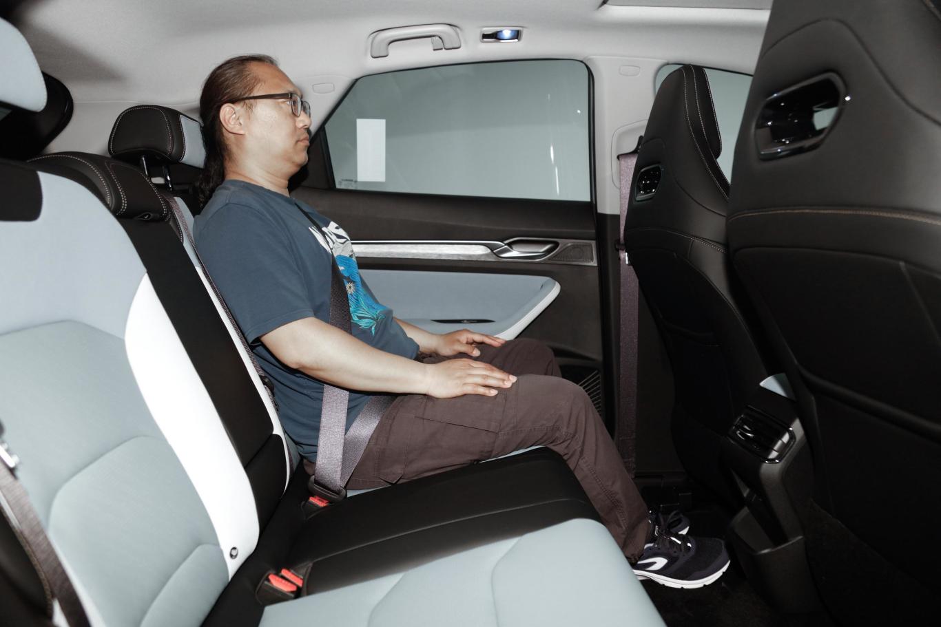 【帝豪S1.4T CVT 跨界玩家版后排空间体验图片-汽车图片大全】-易车