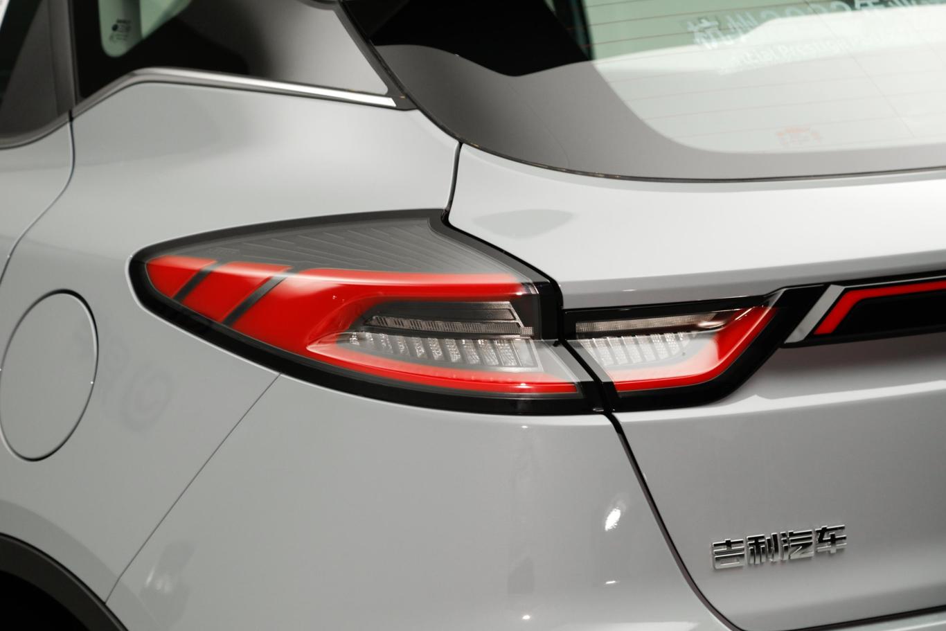 【帝豪S1.4T CVT 跨界玩家版尾灯侧45度俯拍图片-汽车图片大全】-易车