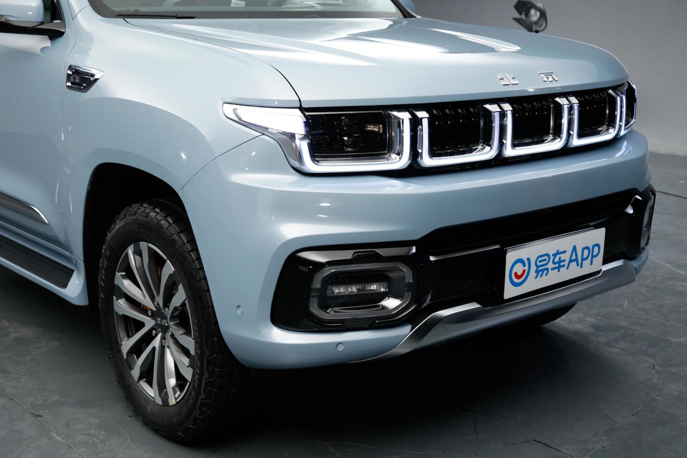 【北京BJ602.0T 十一版 5座 汽油前格栅侧俯拍图片-汽车图片大全】-易车