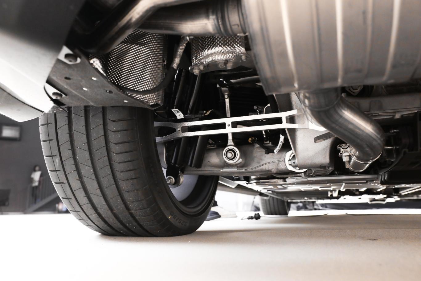 【阿斯顿·马丁DBX4.0T V8 707动力底盘图片-汽车图片大全】-易车