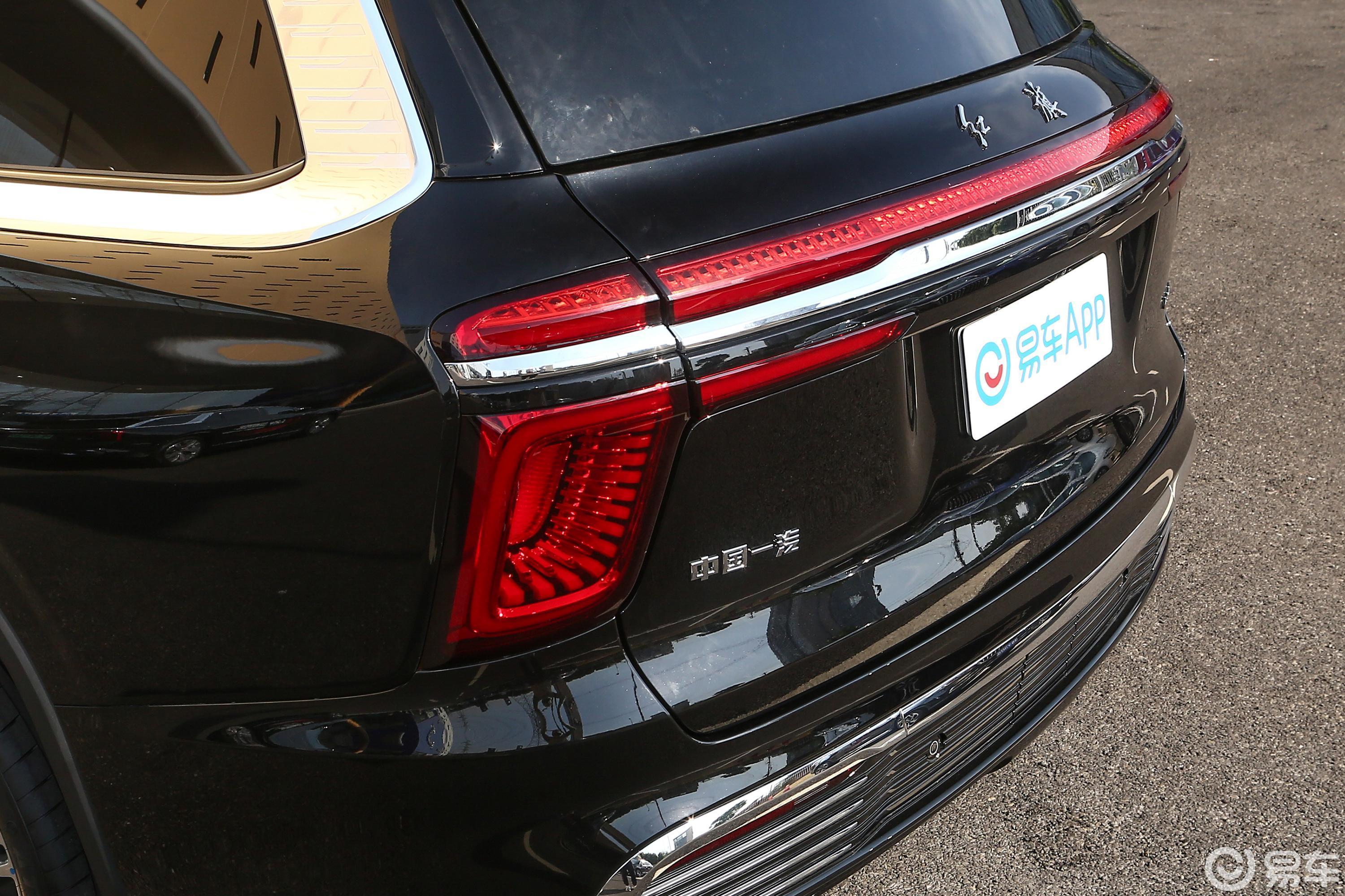 【红旗LS74.0T 尊爵旗舰版 4座尾灯侧45度俯拍图片-汽车图片大全】-易车