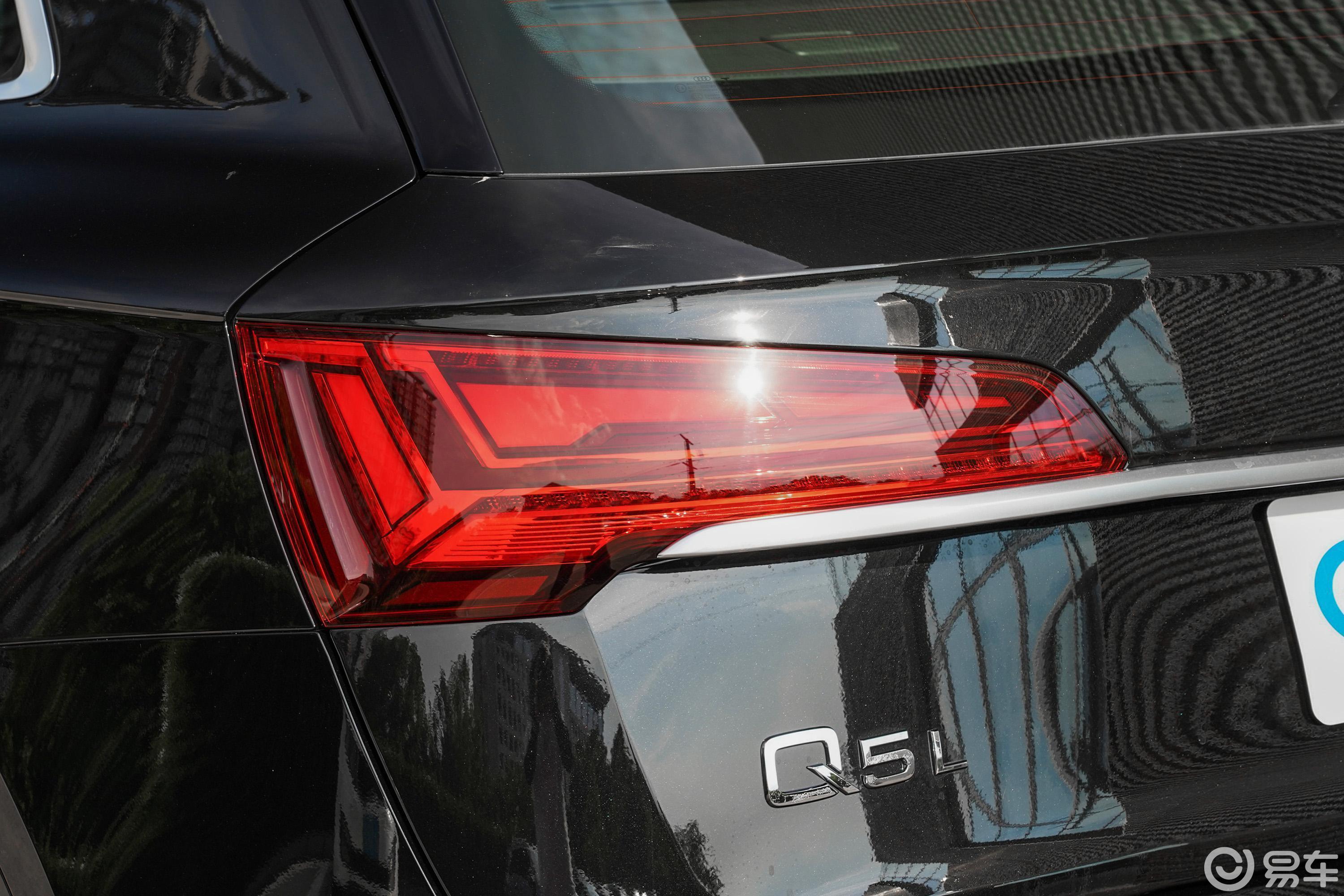 【奥迪Q5L改款 45 TFSI 豪华动感型尾灯侧45度俯拍图片-汽车图片大全】-易车