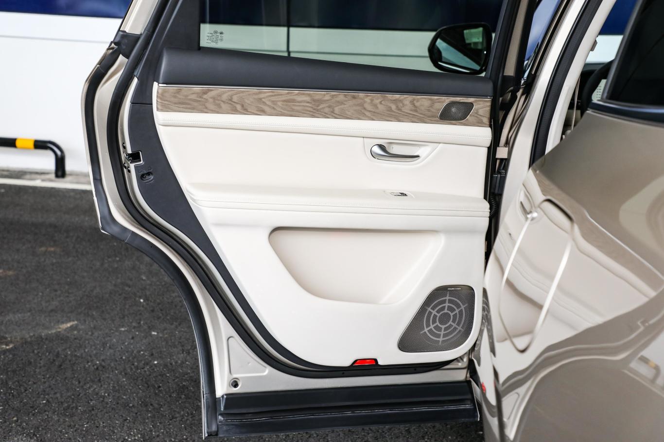 【问界M71.5T 200km 四驱豪华版后排空间图片-汽车图片大全】-易车