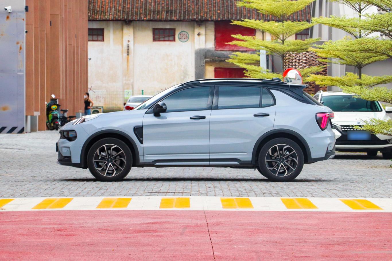 【领克01EM-F 1.5T 两驱晨曦版正侧车头向左水平图片-汽车图片大全】-易车