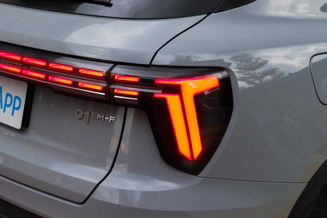 【领克01EM-F 1.5T 两驱晨曦版尾灯侧45度俯拍图片-汽车图片大全】-易车