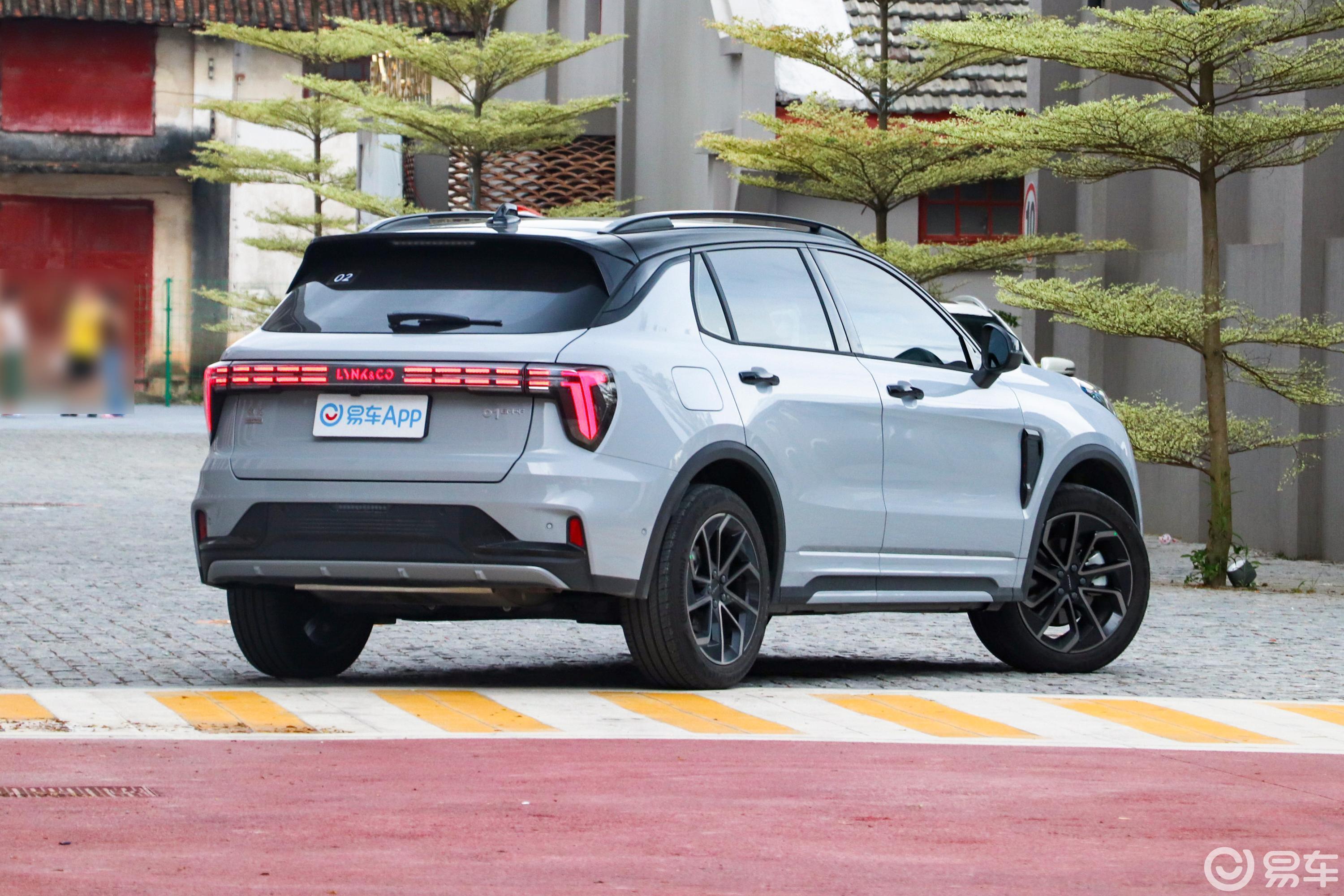 【领克01EM-F 1.5T 两驱晨曦版侧后45度车头向右水平图片-汽车图片大全】-易车