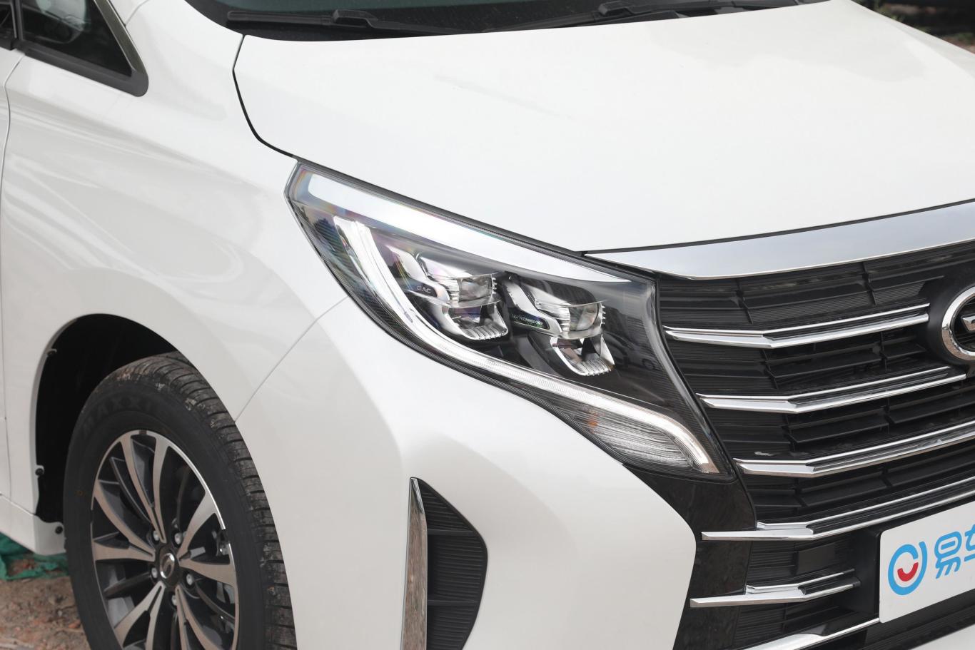 【传祺M8领秀系列 390T 豪华版 7座大灯侧45度俯拍图片-汽车图片大全】-易车