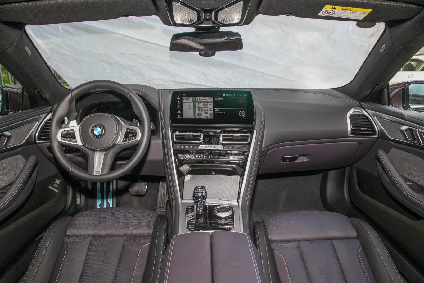 【宝马8系四门轿跑车 840i M运动套装内饰全景正拍图片-汽车图片大全】-易车