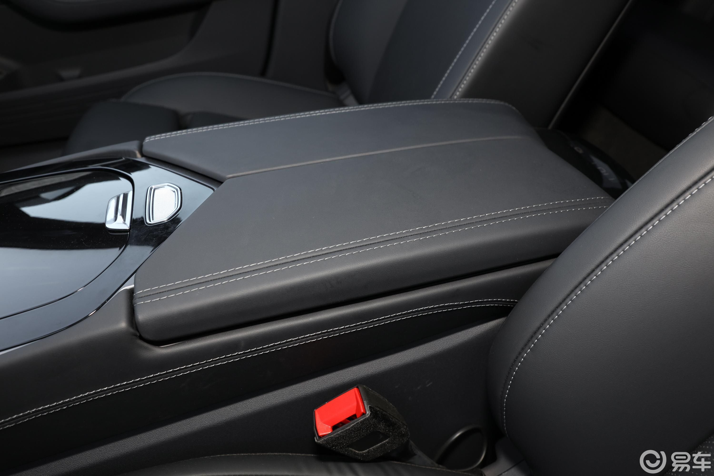 【哪吒S增程版 310km 1160后驱大版前排中央扶手图片-汽车图片大全】-易车