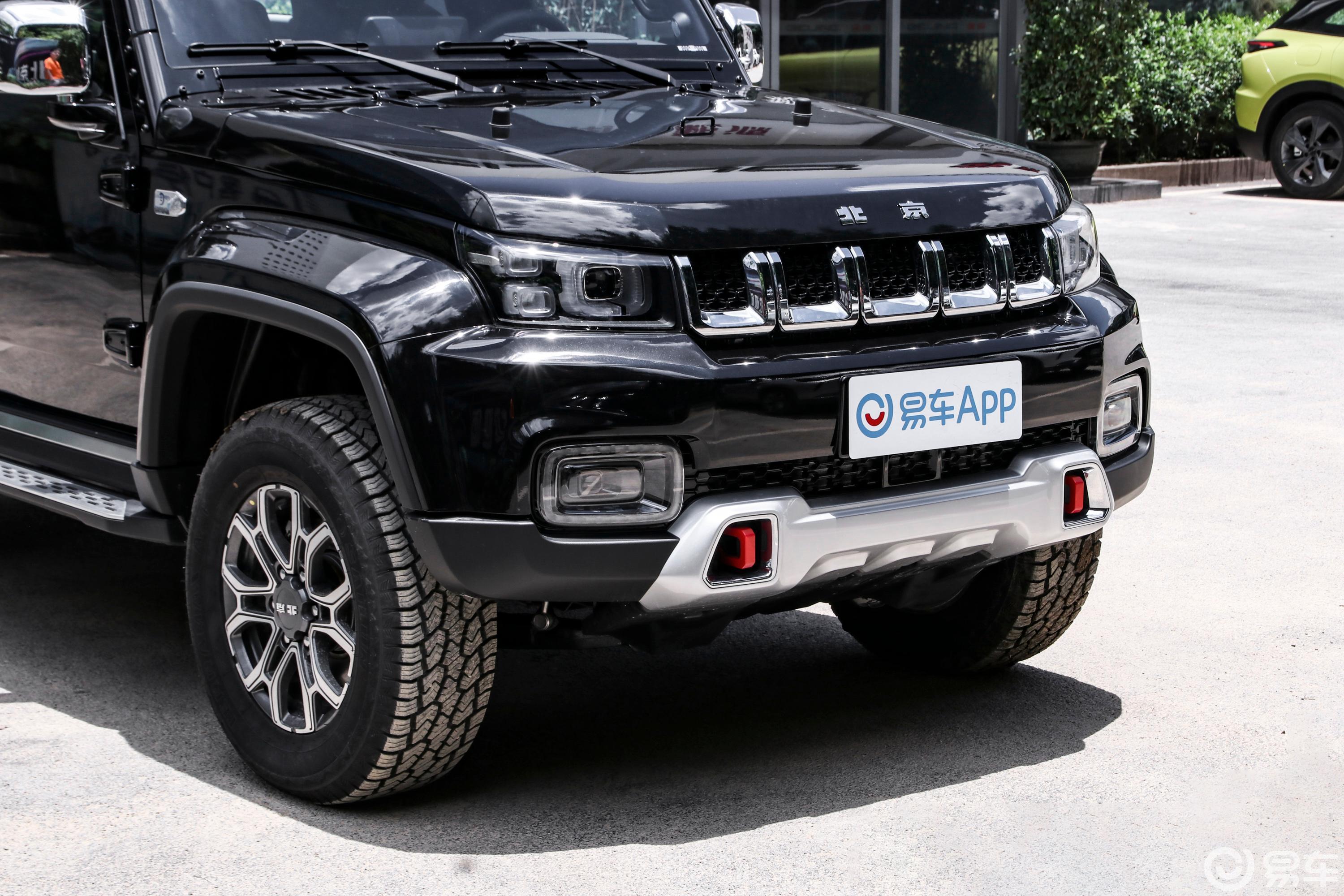 【北京BJ40城市猎人版 2.0T 自动四驱侠客版 汽油前格栅侧俯拍图片-汽车图片大全】-易车