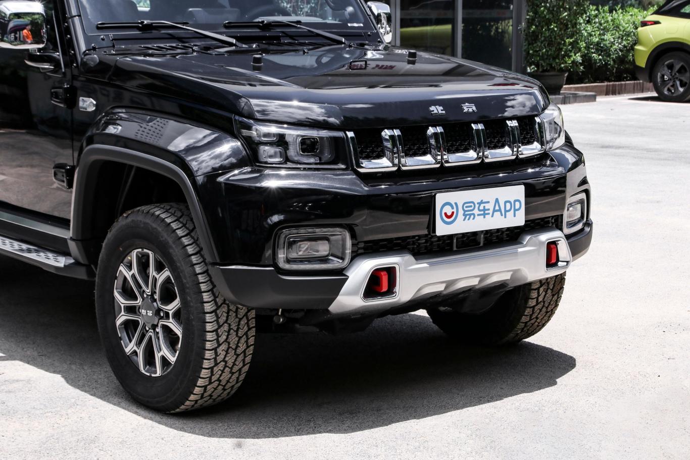 【北京BJ40城市猎人版 2.0T 自动四驱侠客版 汽油前格栅侧俯拍图片-汽车图片大全】-易车