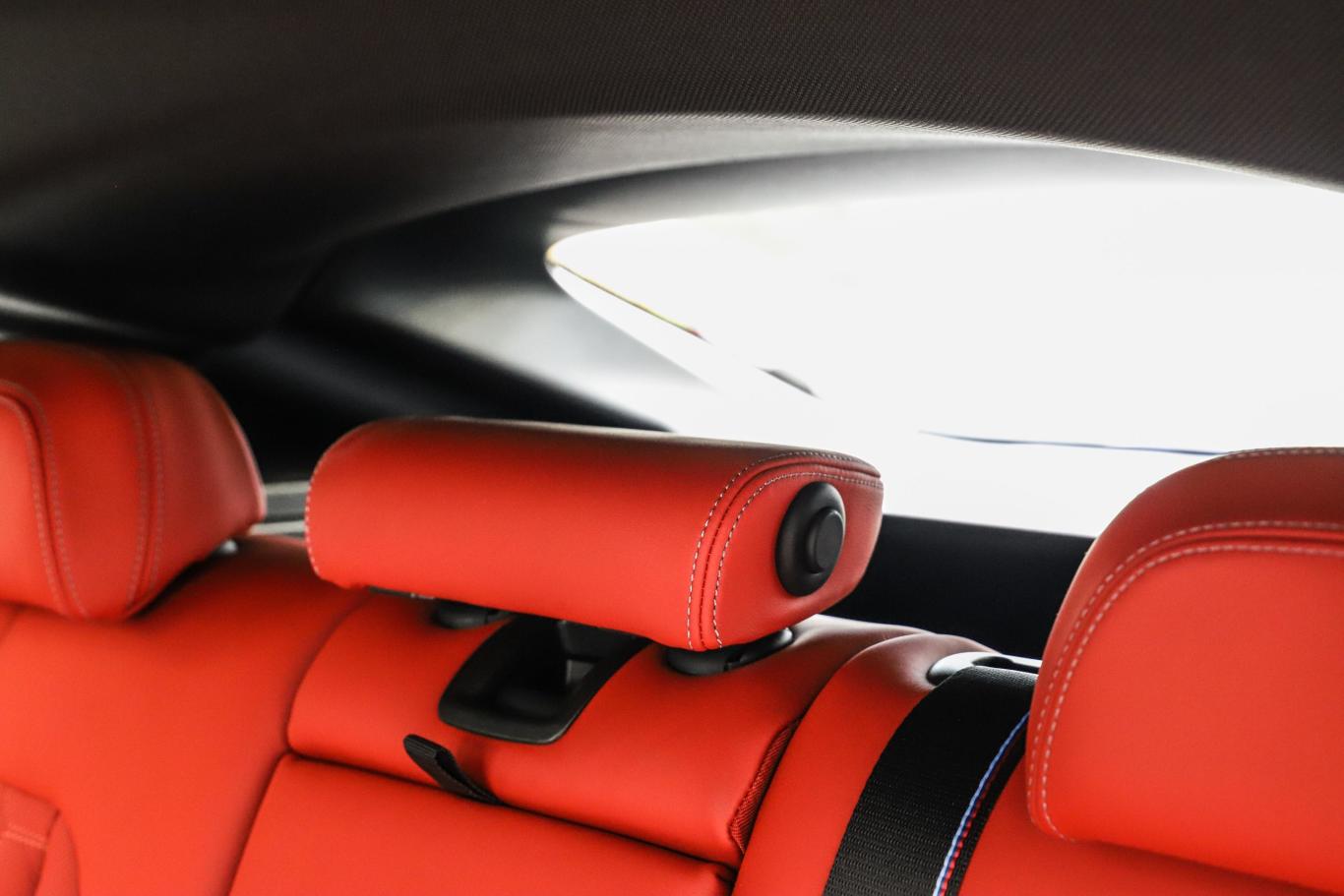 【宝马X4 M50周年版 X4 M 雷霆版后排空间图片-汽车图片大全】-易车