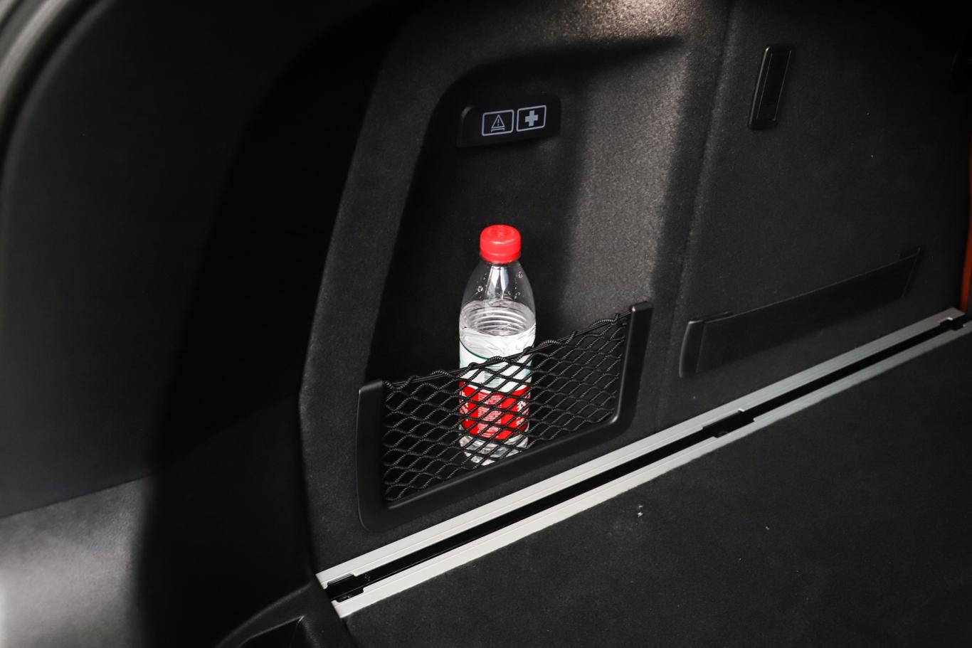 【宝马X4 M50周年版 X4 M 雷霆版后备厢图片-汽车图片大全】-易车