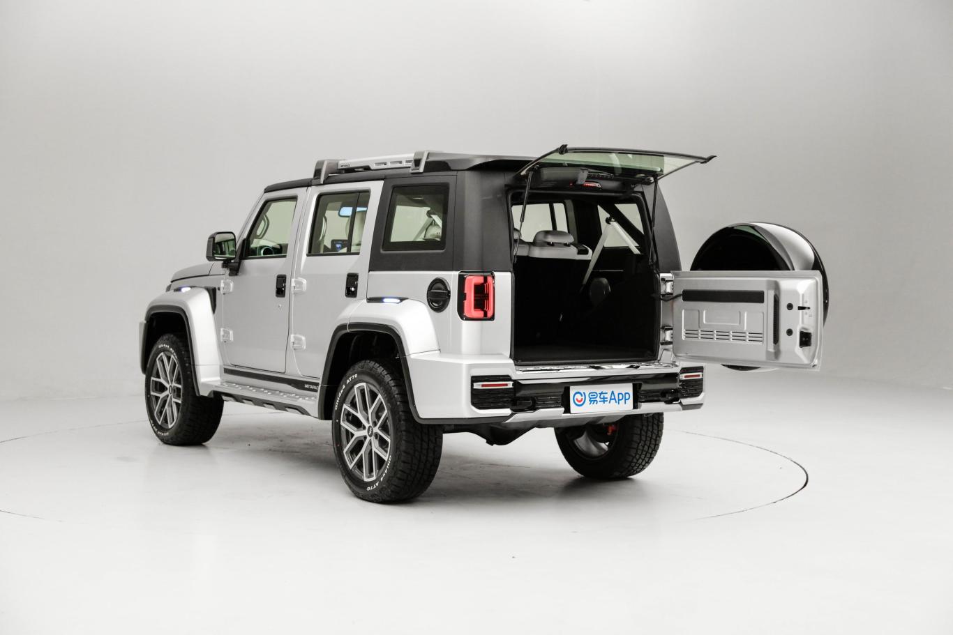 【北京越野BJ40超及40 2.0T 自动四驱Meta 40 Pro 汽油后备厢开启45度侧拍图片-汽车图片大全】-易车