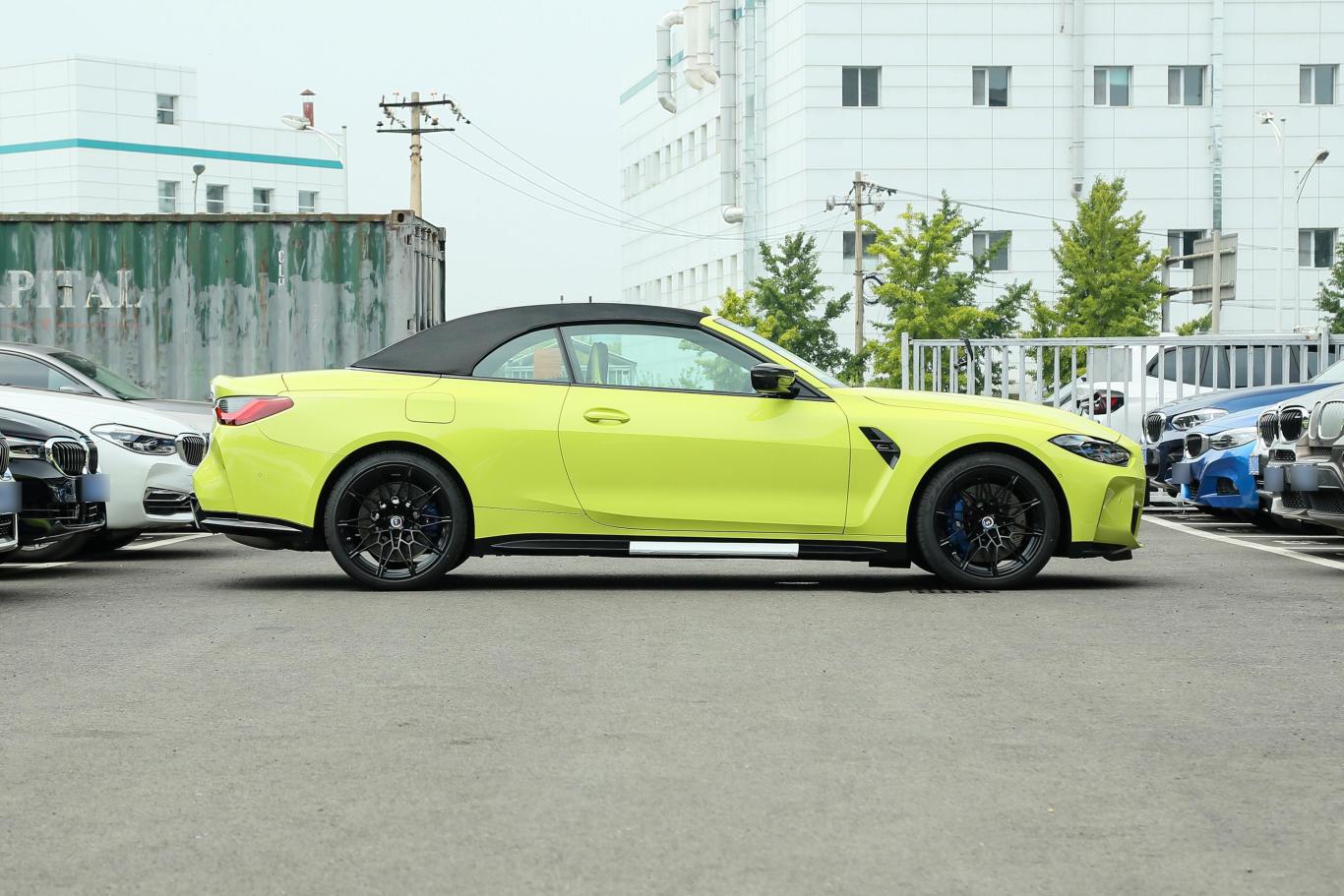 【宝马M450周年版 M4 敞篷轿跑车 M xDrive正侧车头向右水平图片-汽车图片大全】-易车